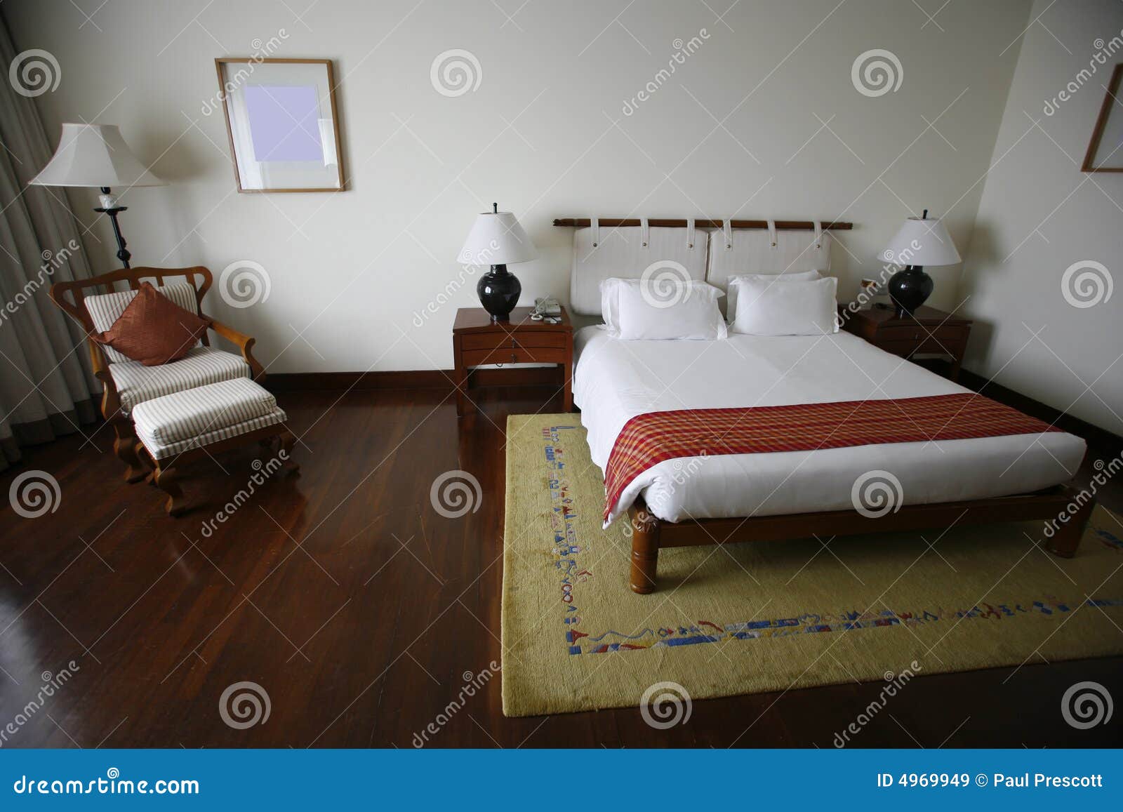 Cama en hotel de lujo imagen de archivo. Imagen de residencial - 4969949