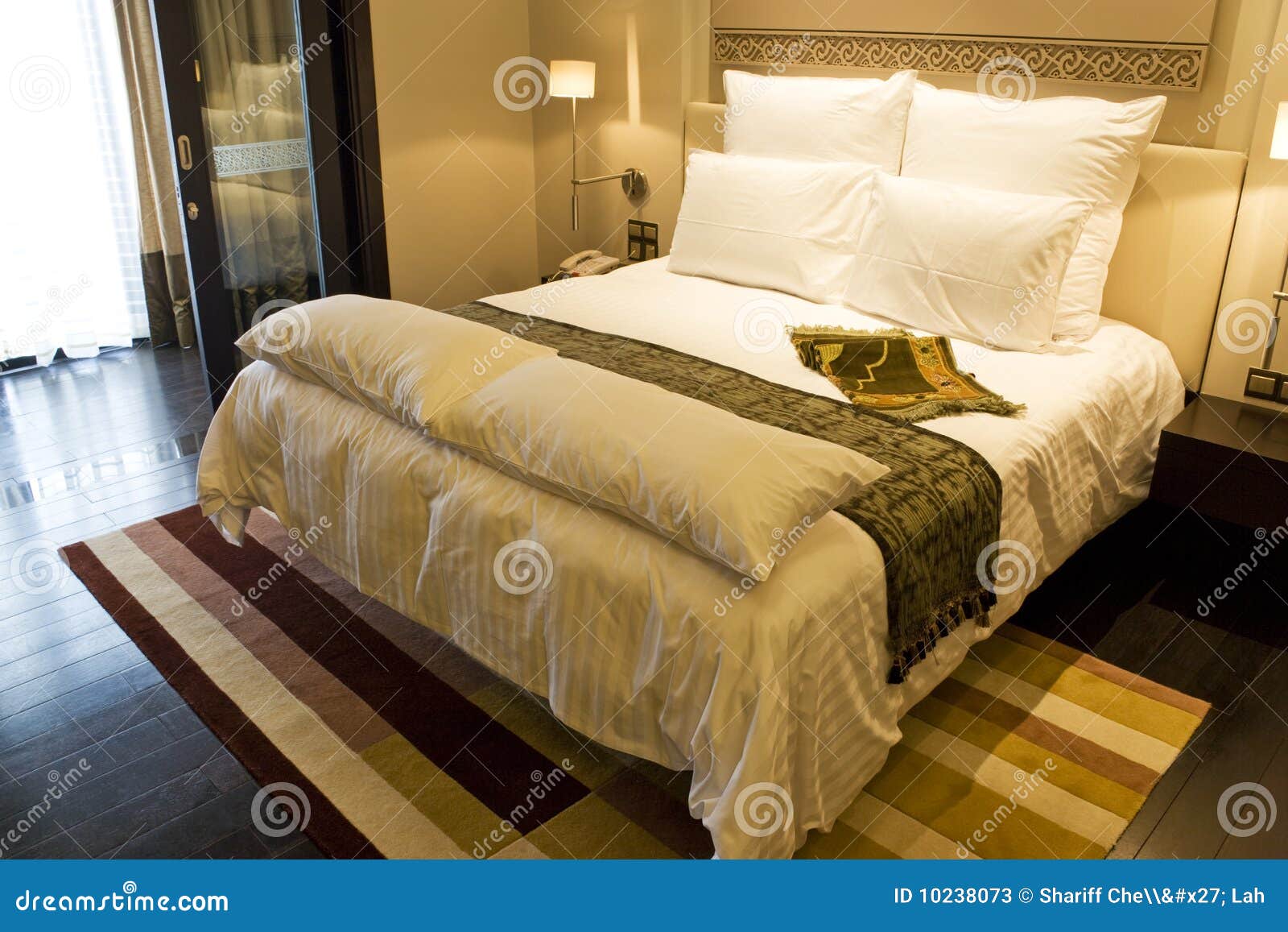 Cama lujosa imagen de archivo. Imagen de negocios, cabecero - 10238073