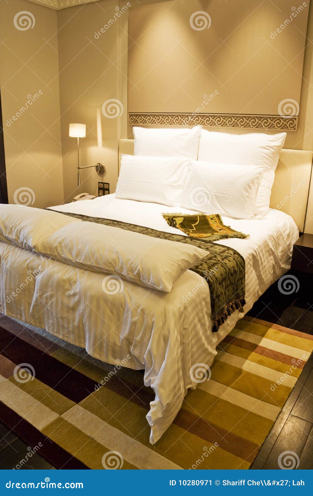 Cama lujosa imagen de archivo. Imagen de lujo, doméstico - 10280971