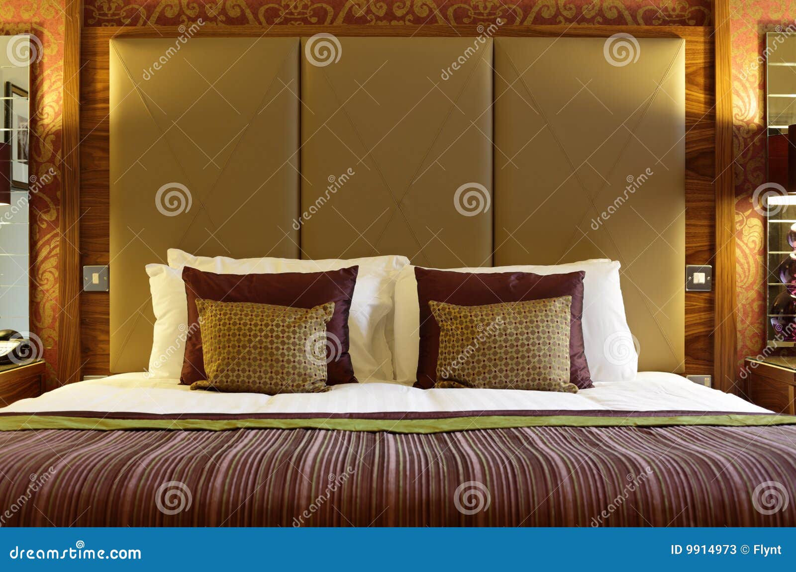 Cama lujosa del hotel imagen de archivo. Imagen de moderno - 9914973