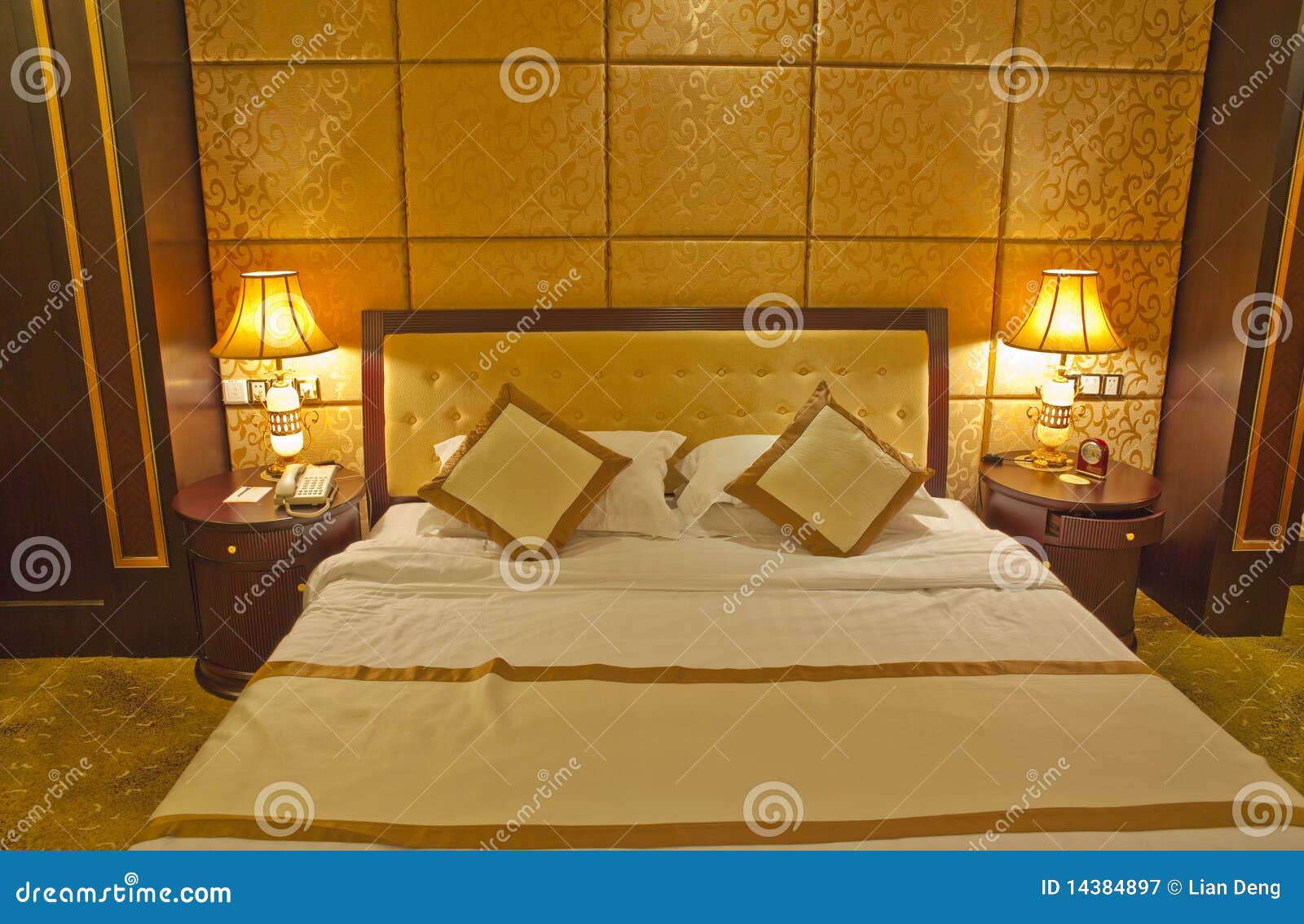 Cama luxuosa imagem de stock. Imagem de quarto, moderno - 14384897