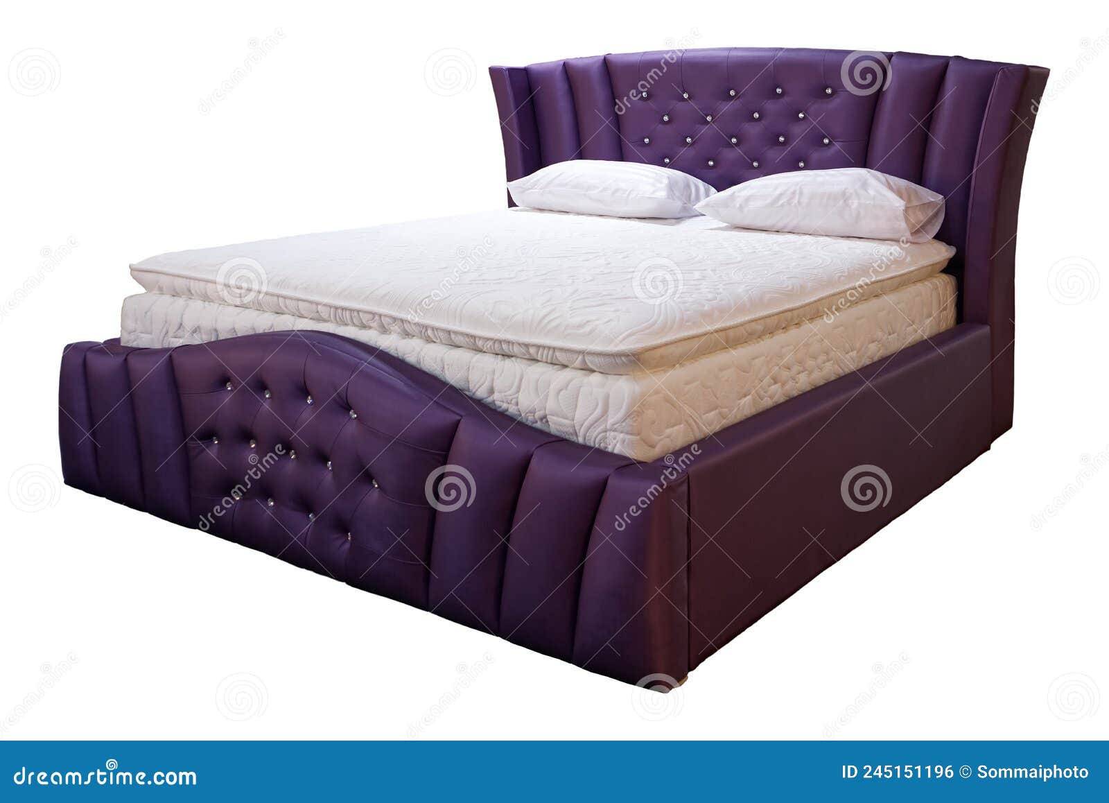 Cama Morada Aislada En Blanco Foto de archivo - Imagen de lujo, suave ...