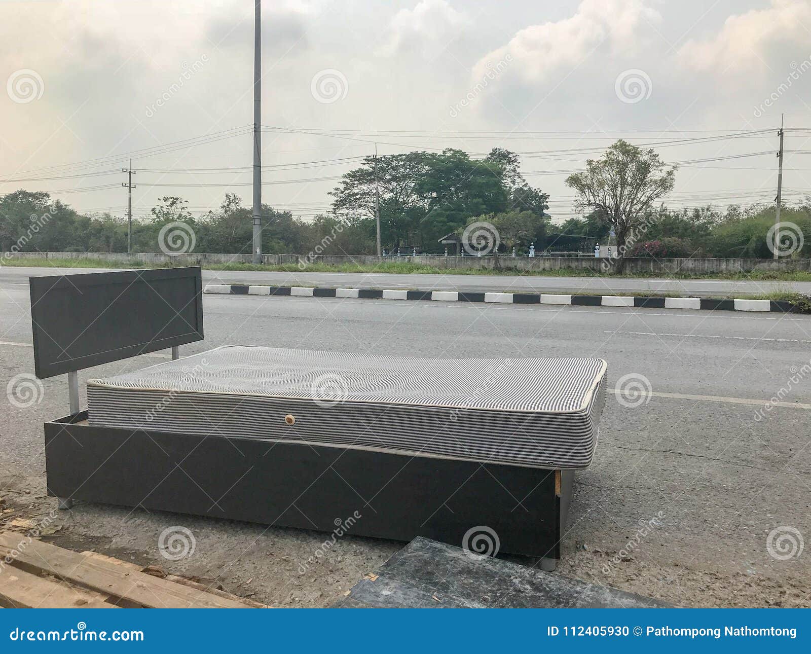 Cama Quebrada Suja Abandonada Foto de Stock - Imagem de abandonado ...