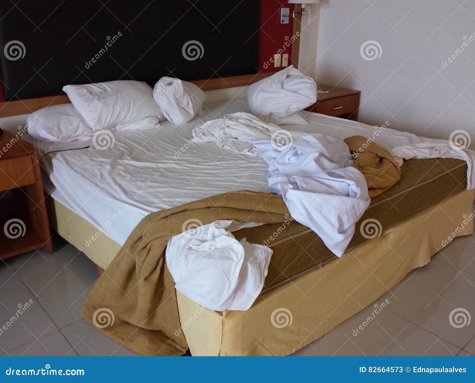 Cama sucia deshecha imagen de archivo. Imagen de diario - 82664573