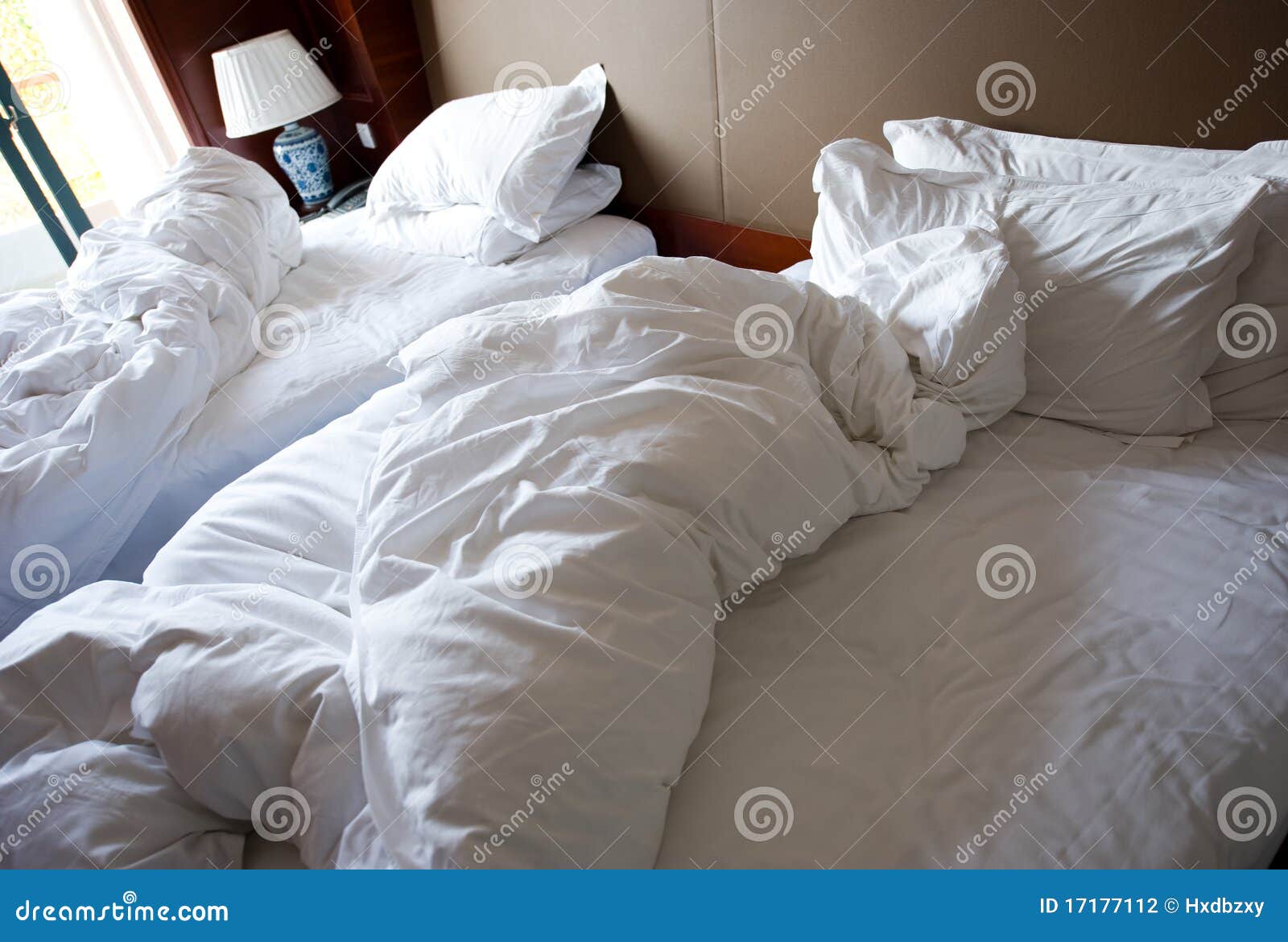 Cama unmade desarrumado foto de stock. Imagem de lâmpada - 17177112