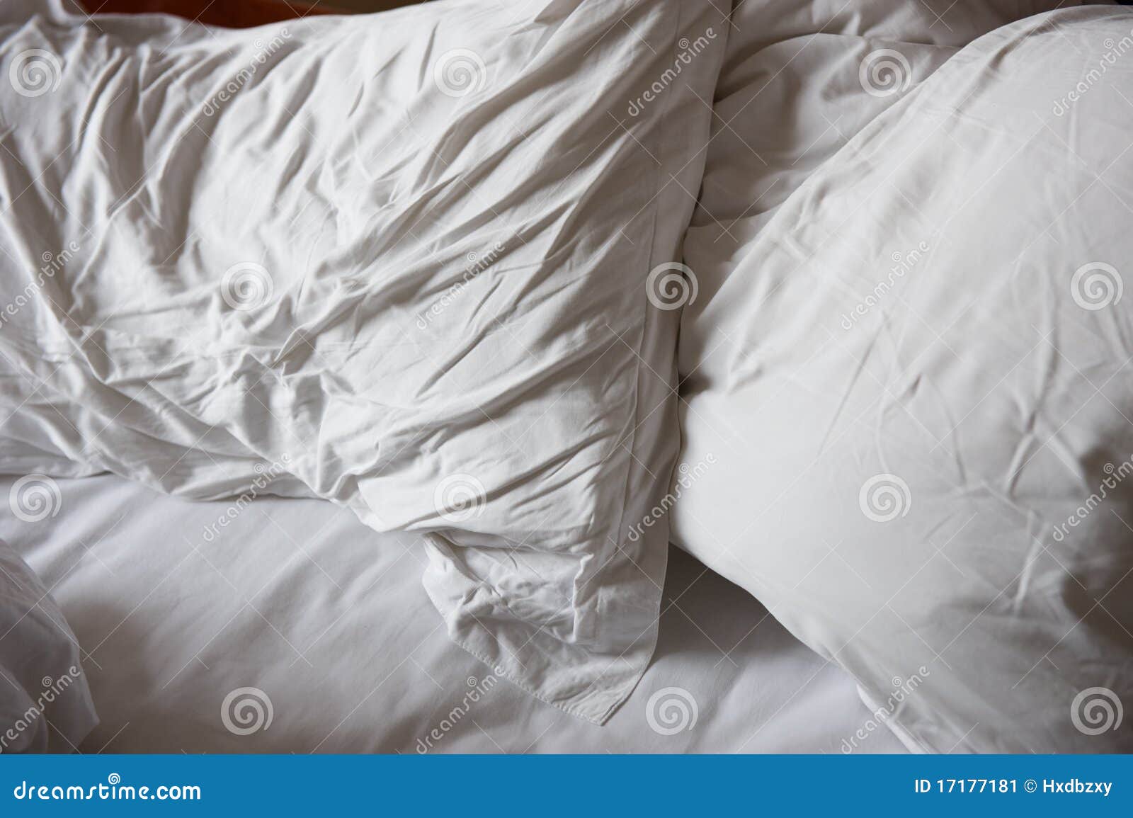 Cama unmade desarrumado imagem de stock. Imagem de linho - 17177181