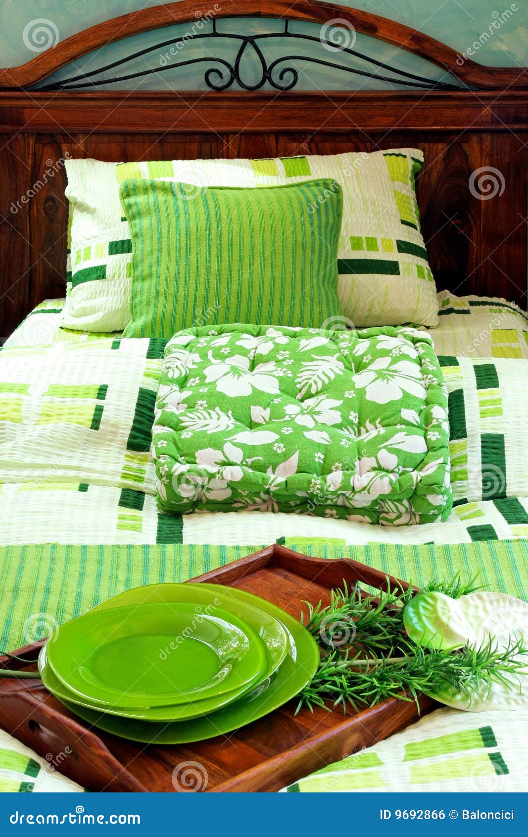 Cama verde 2 foto de archivo. Imagen de casero, bandeja - 9692866