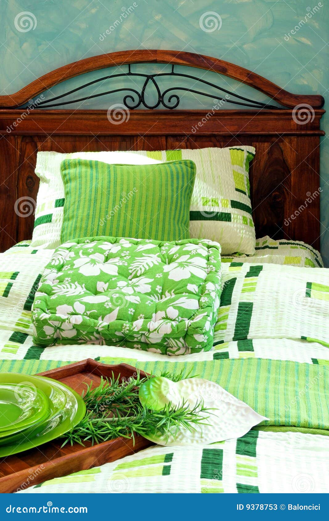 Cama verde imagen de archivo. Imagen de dormitorio, hojas - 9378753