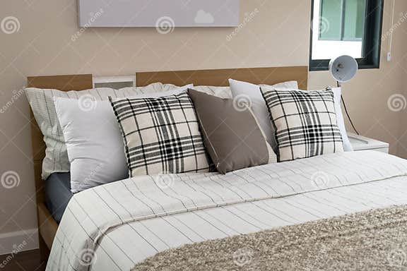 Cama Y Almohadas Con La Lámpara Blanca Imagen De Archivo Imagen De Casa Moderno 50112669