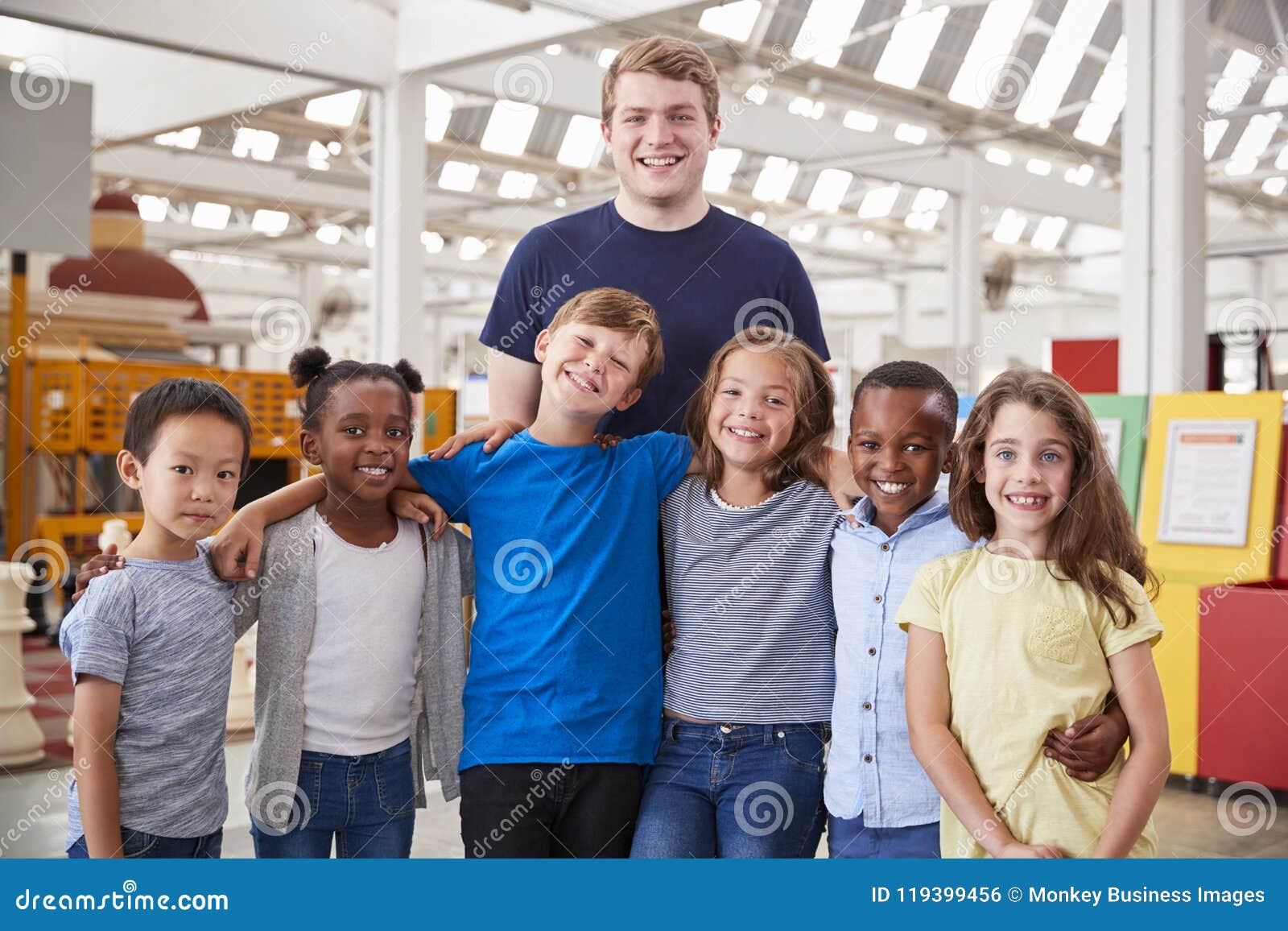 Camarades De Classe Et Professeur Posant Pour La Photo à Un Centre De