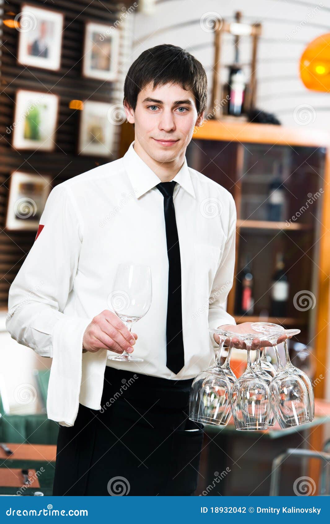 Camarero En Uniforme En El Restaurante Foto de archivo - Imagen de ...