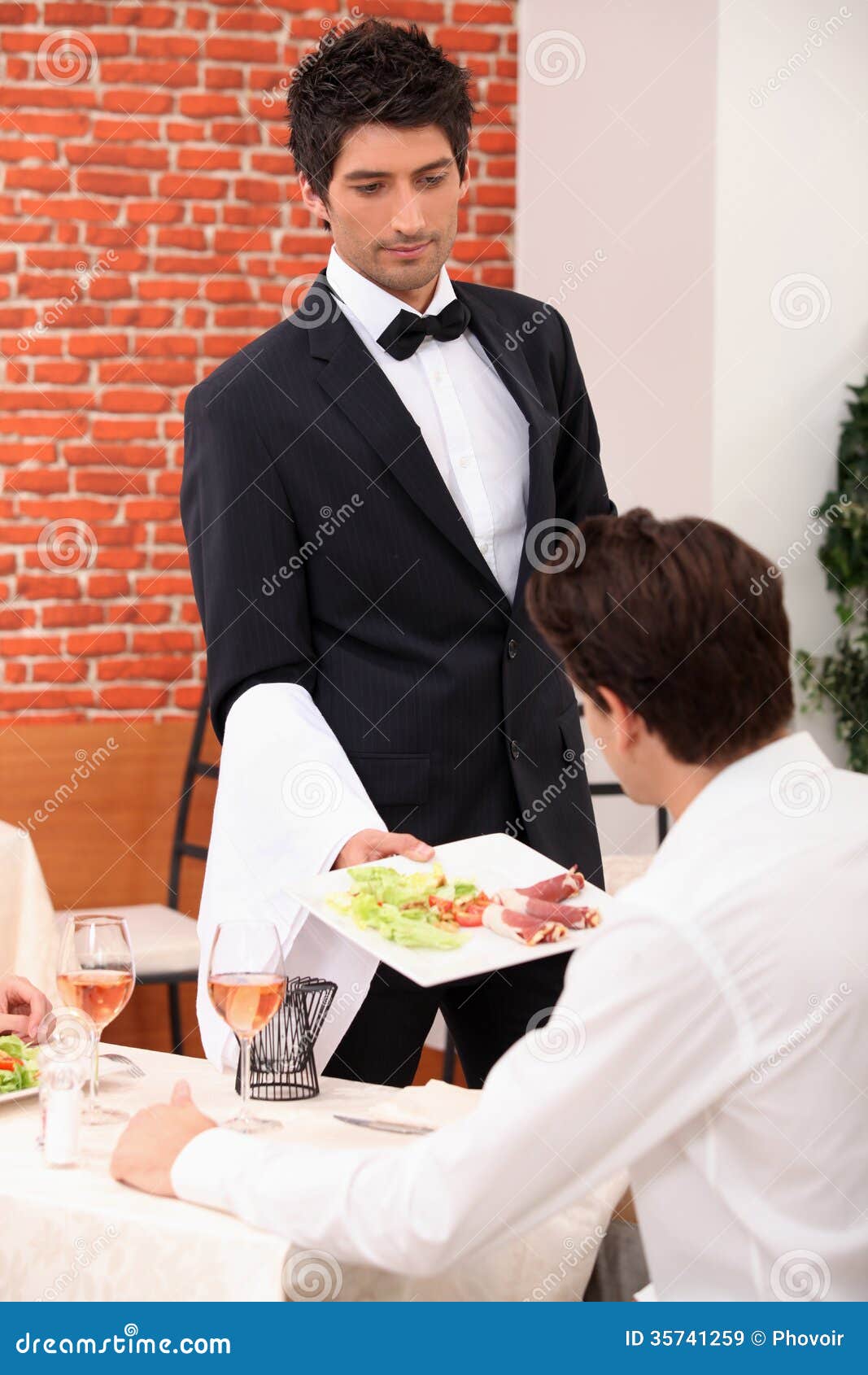 Camarero Que Sirve Una Comida Imagen de archivo - Imagen de comer ...