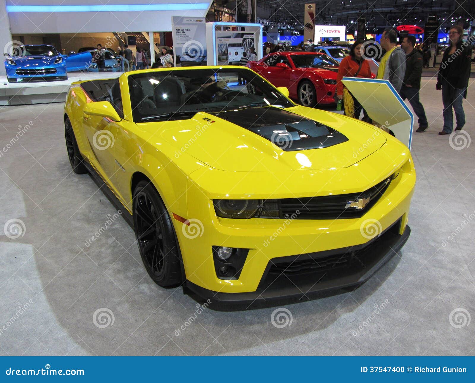 Camaro negro y amarillo imagen editorial. Imagen de coche - 37547400