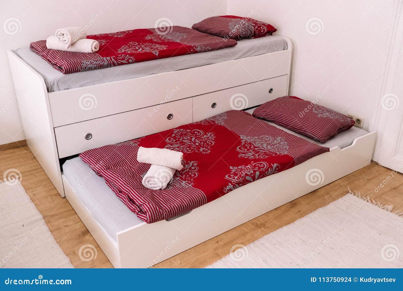 Camas De Beliche Preparadas Em Uma Sala Foto de Stock - Imagem de motel ...