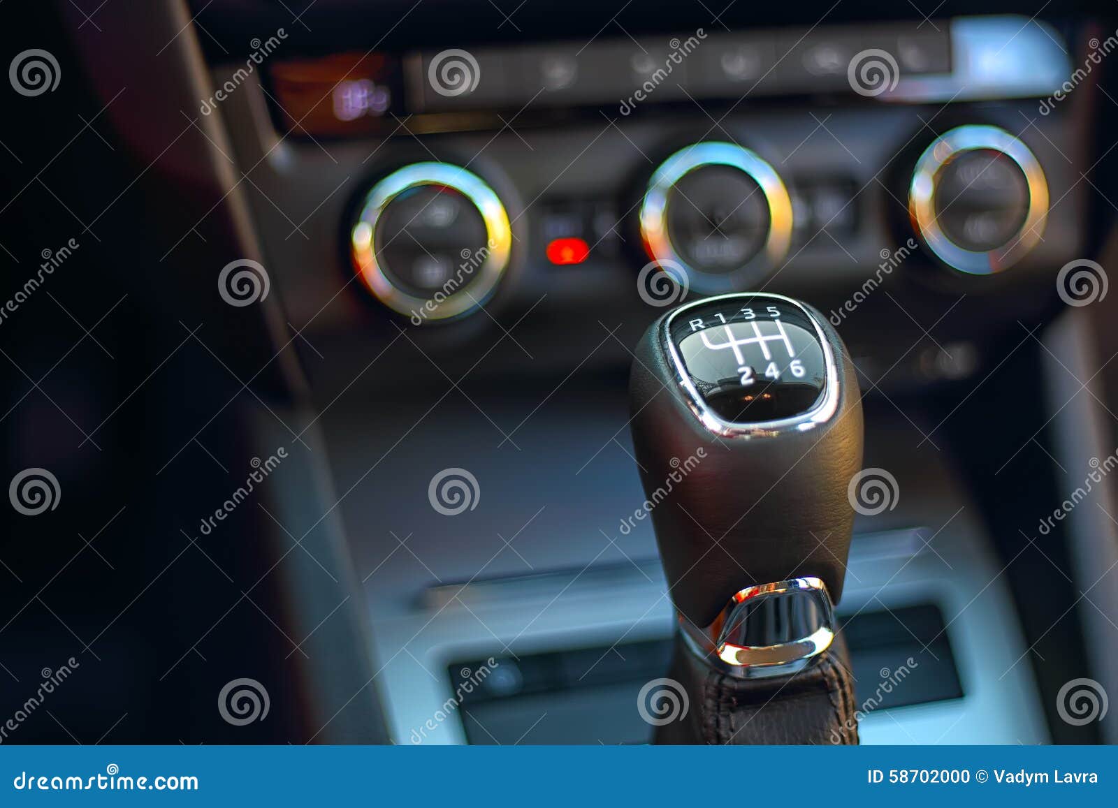 Cambio De Marchas En El Coche Foto de archivo - Imagen de interior ...