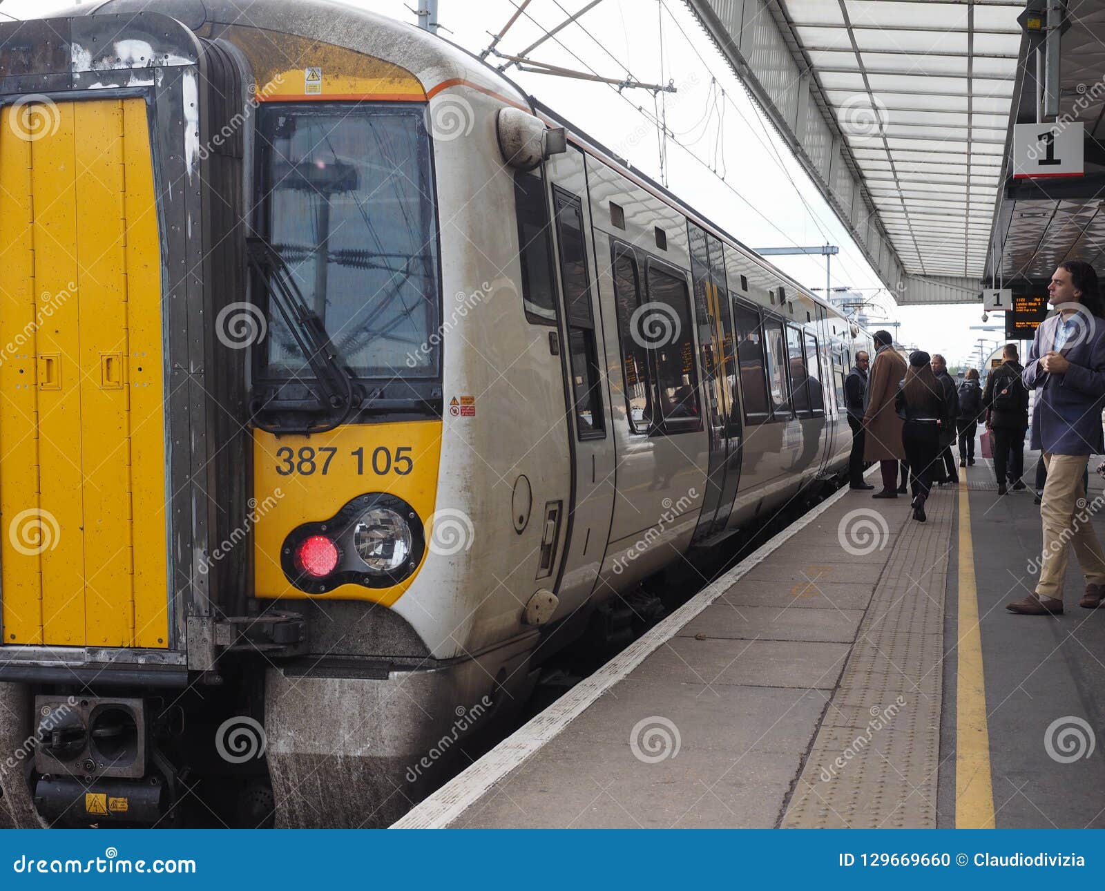 Cambridge railway station editorial image. Image of train - 129669660