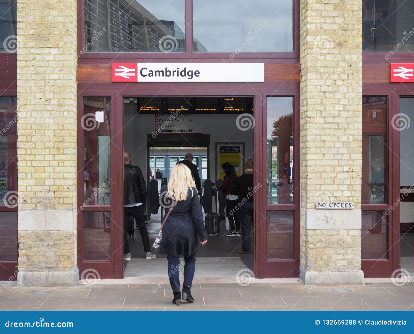 Cambridge railway station editorial stock photo. Image of female ... Cambridge railway station editorial stock photo. Image of female ...