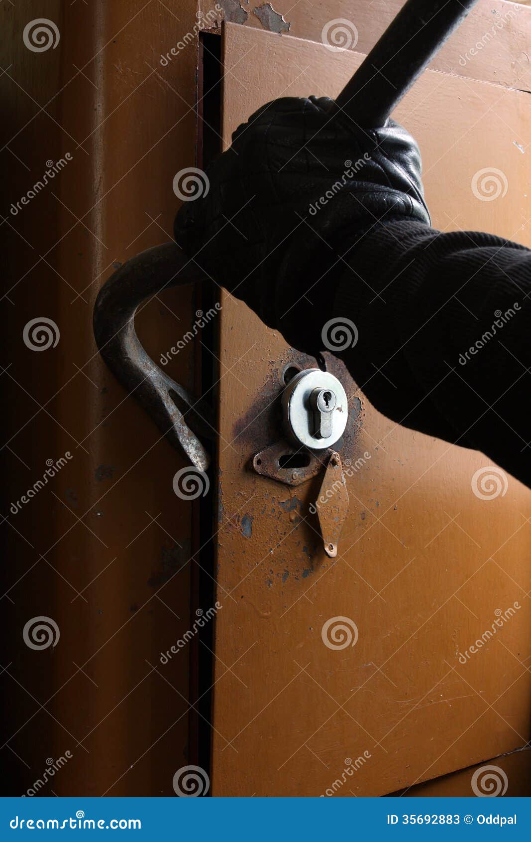 Cambrioleur Cassant Le Coffre-fort Image stock - Image du maison, crime ...