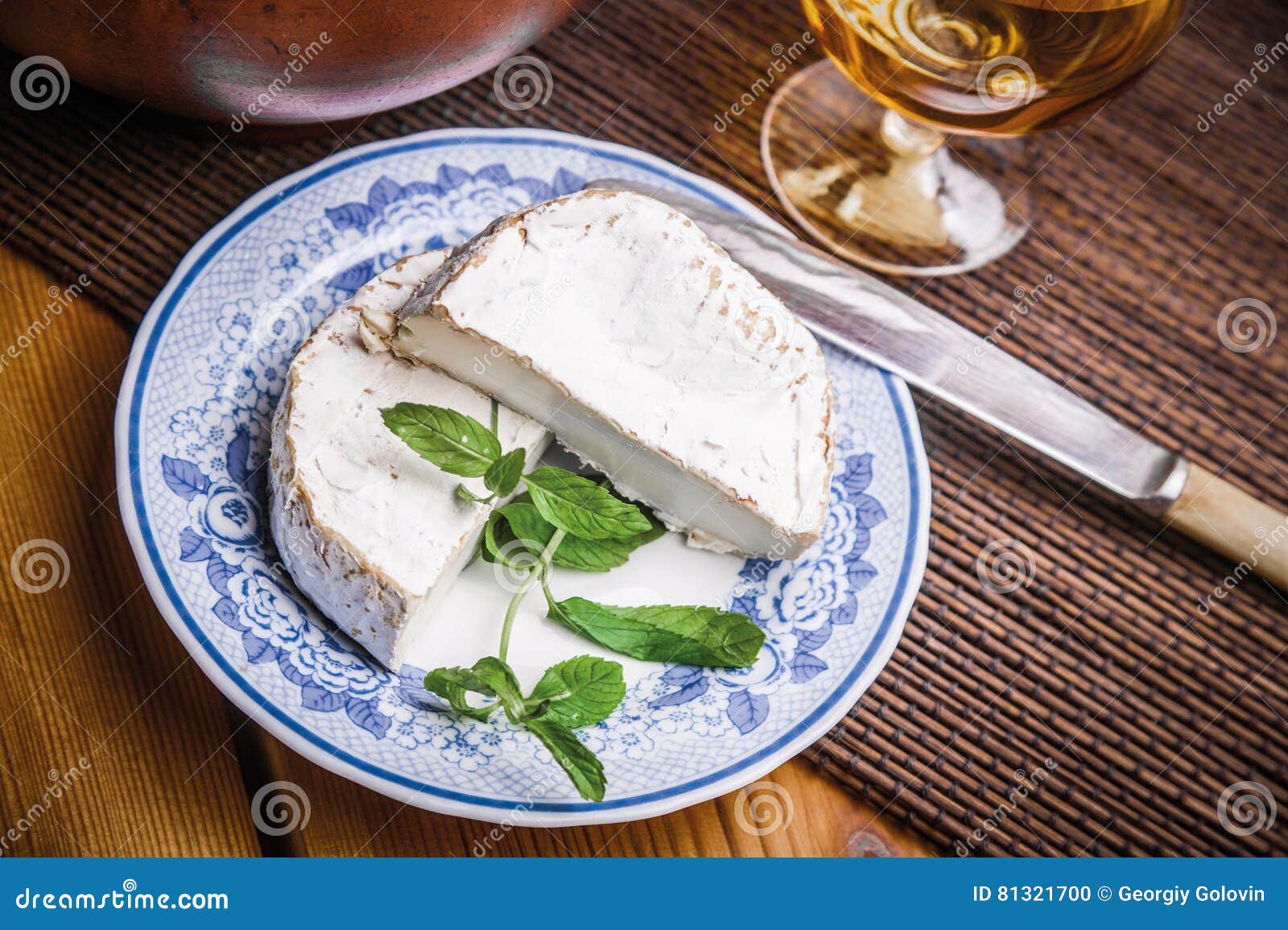 Camembertost, Brieost, Mjuka Franska Ostar Arkivfoto - Bild av honung ...