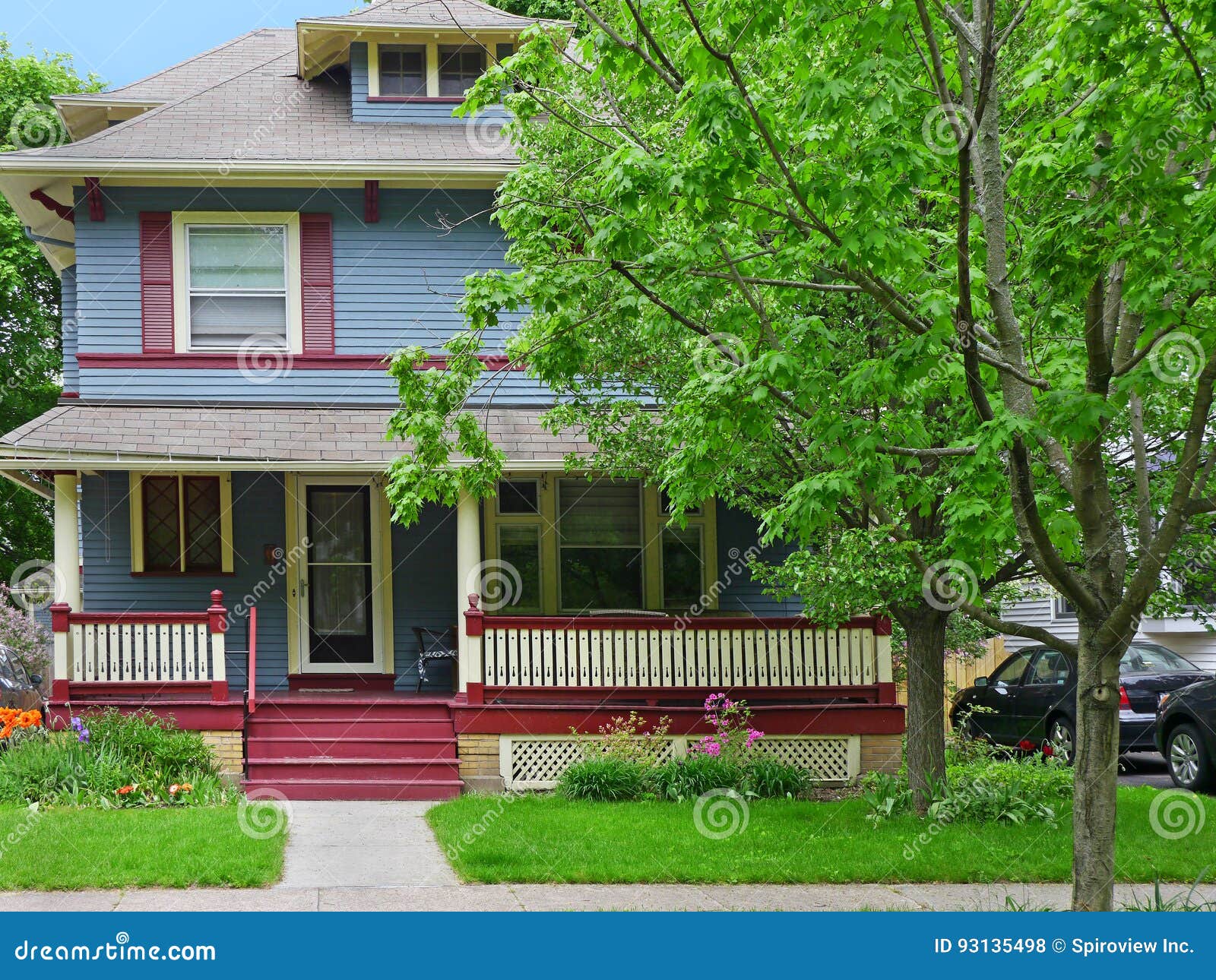 Camera Con Il Grande Portico Fotografia Stock - Immagine di centrale ...