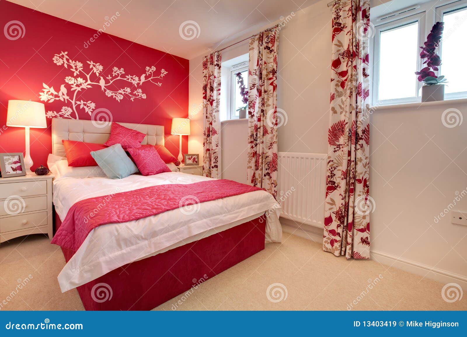 Camera Da Letto Brillantemente Decorata Moderna Immagine Stock ...
