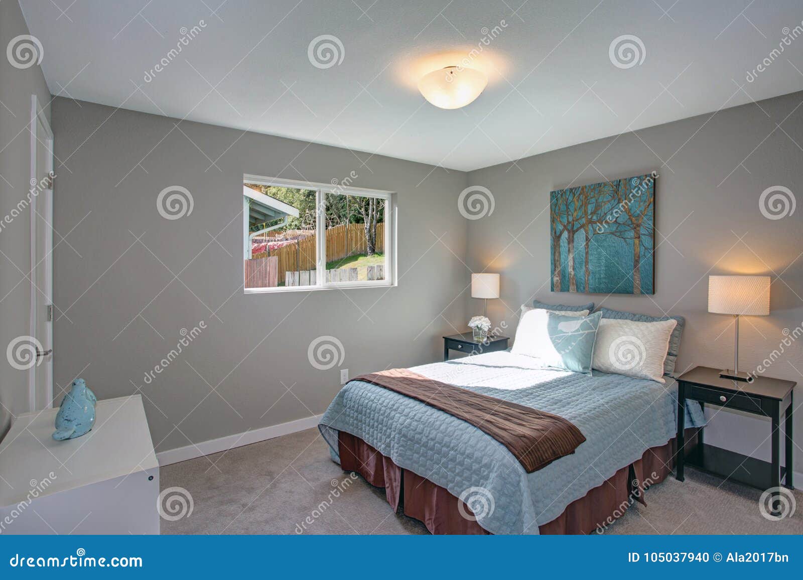 Camera Da Letto Calma E Accogliente Con Le Pareti Grige Fotografia ...