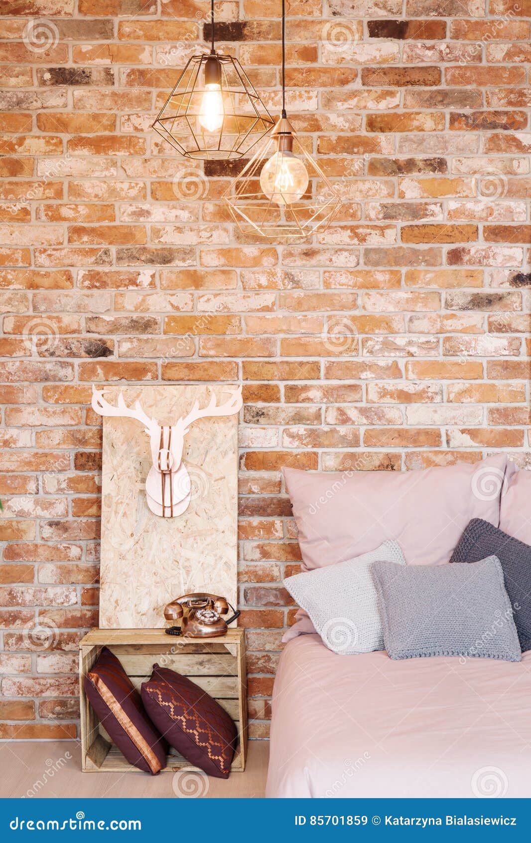 Camera Da Letto Con Il Comodino Del Pallet Immagine Stock - Immagine di ...