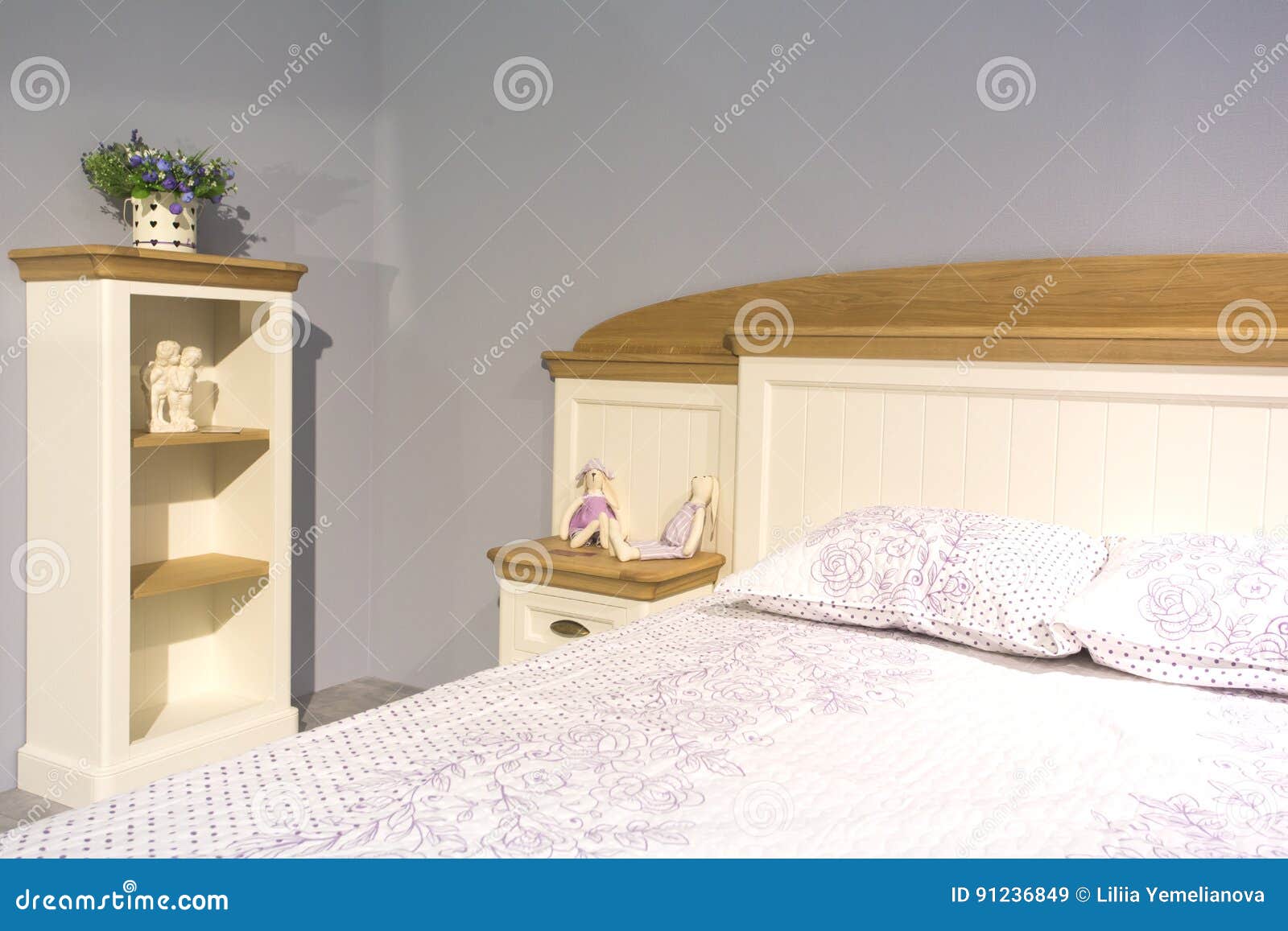 Camera Da Letto Graziosa Nello Stile Della Provenza Immagine Stock ...