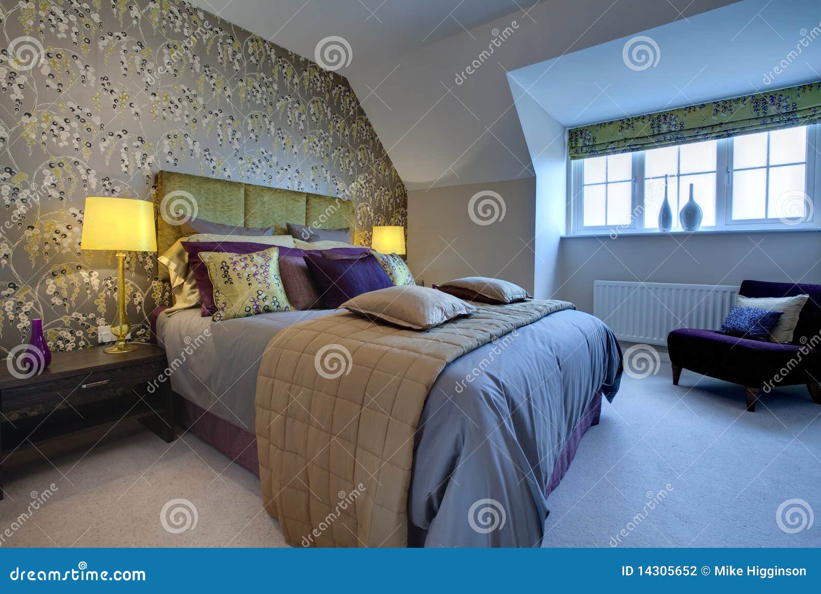 Camera Da Letto Moderna Opulenta Fotografia Stock - Immagine di ...