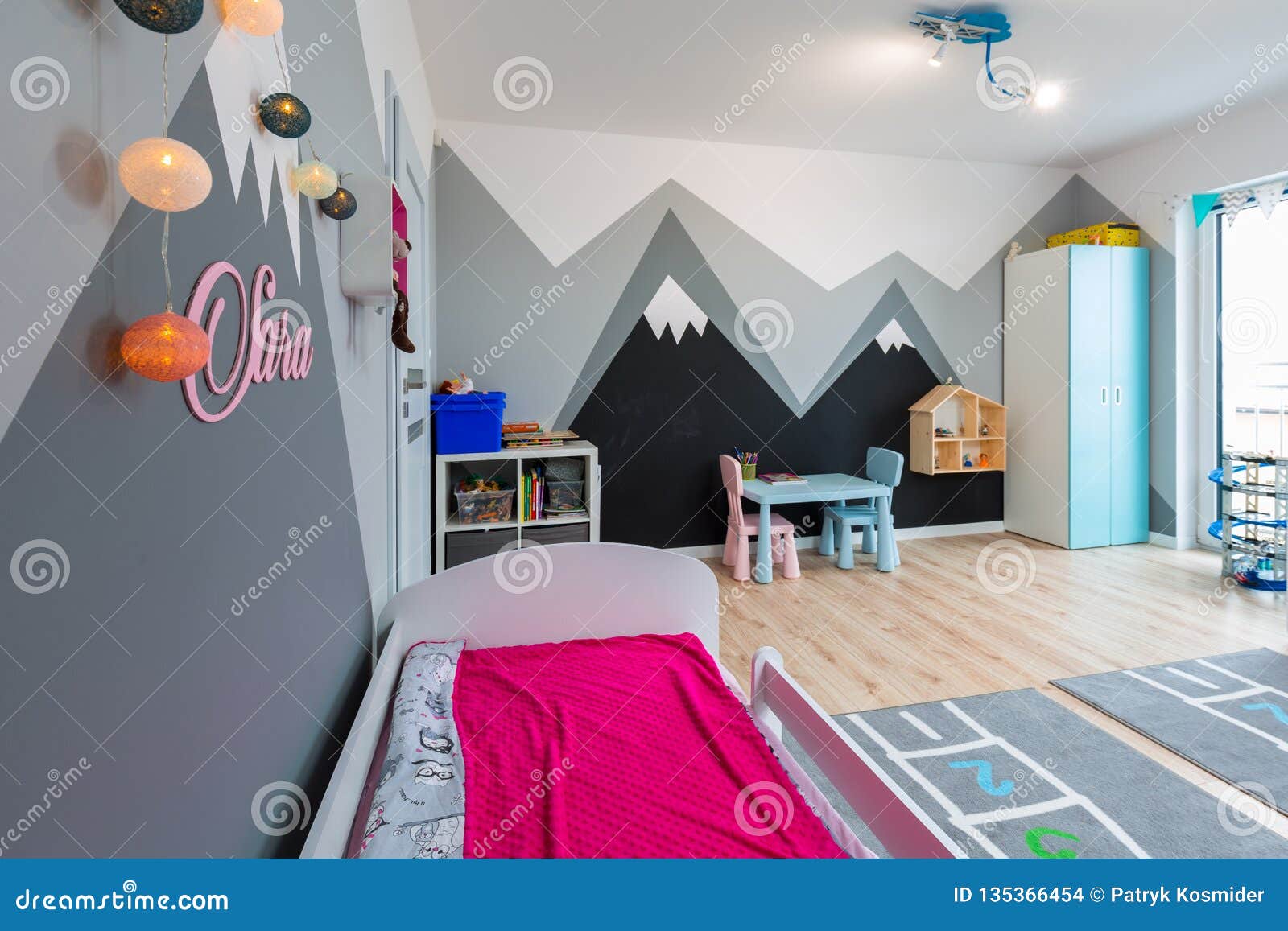 Camera Da Letto Moderna Per Il Ragazzo E La Ragazza Con I Giocattoli ...