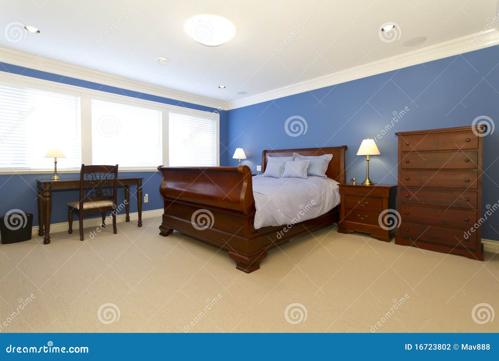 Camera da letto vuota fotografia stock. Immagine di portello - 16723802