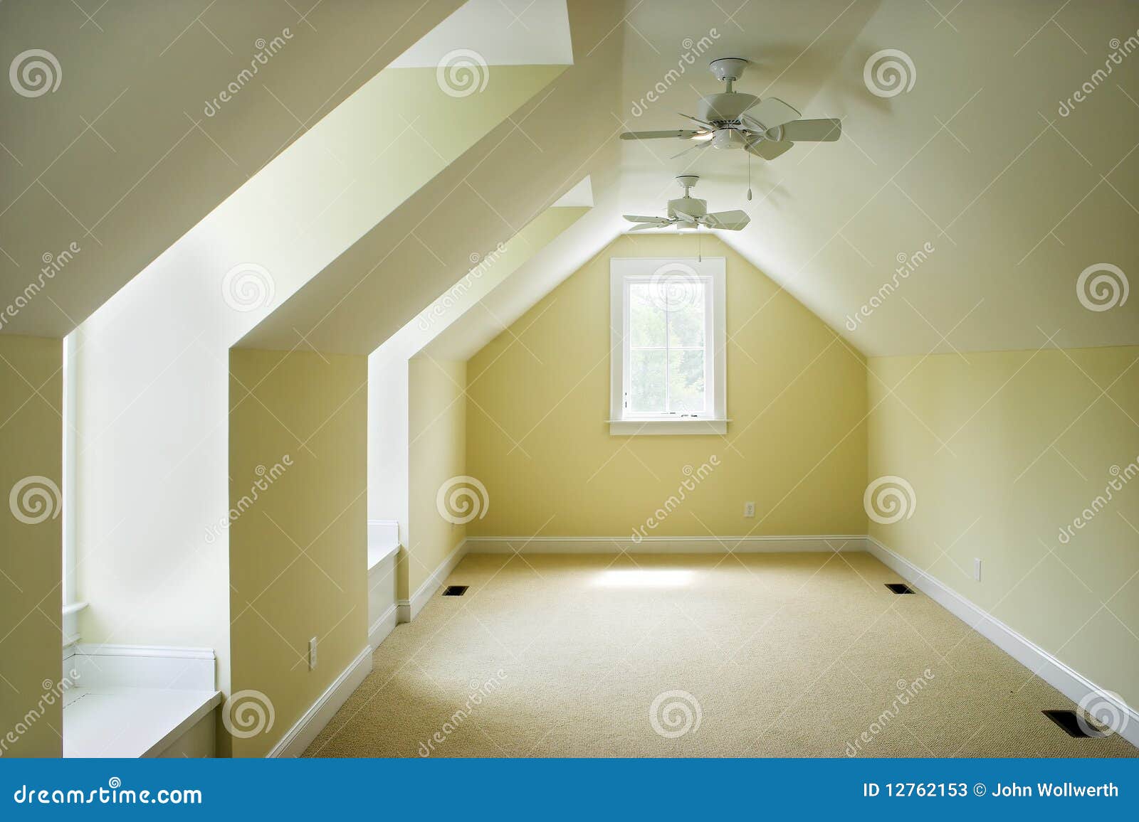 Camera Da Letto Vuota Della Soffitta Immagine Stock - Immagine di ...