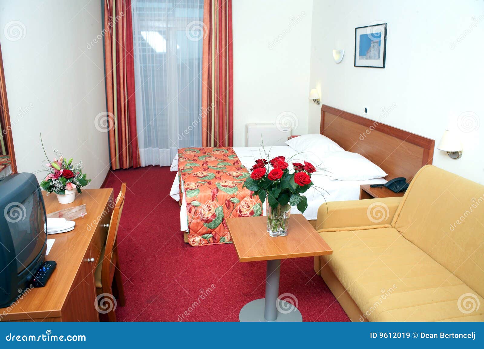 Camera di albergo immagine stock. Immagine di stanza, moquette - 9612019