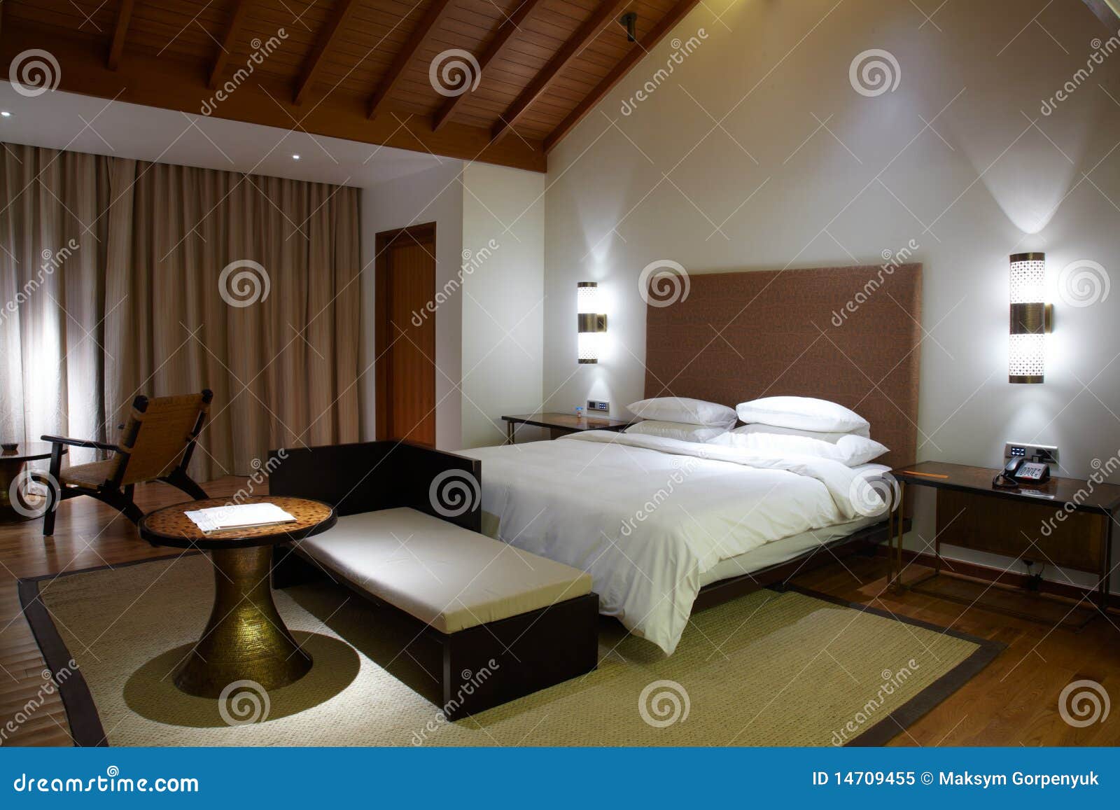 Camera Di Albergo Comoda Moderna Immagine Stock - Immagine di materasso ...