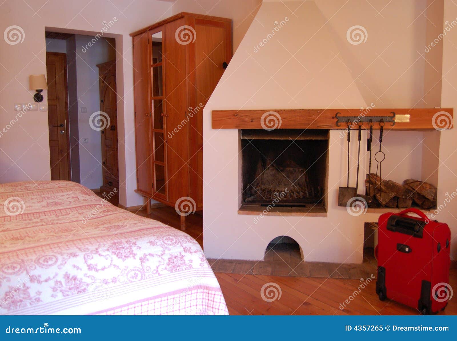 Camera Di Albergo Con Il Camino Immagine Stock - Immagine di casa ...