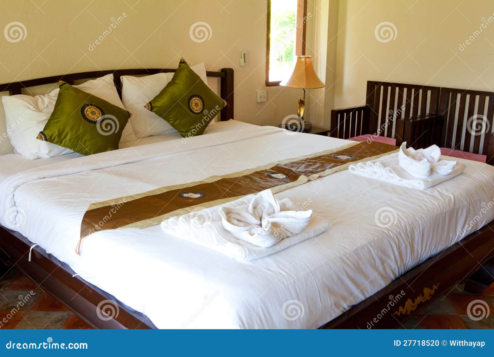 Camera Di Albergo Con La Base E Di Legno Fotografia Stock - Immagine di ...