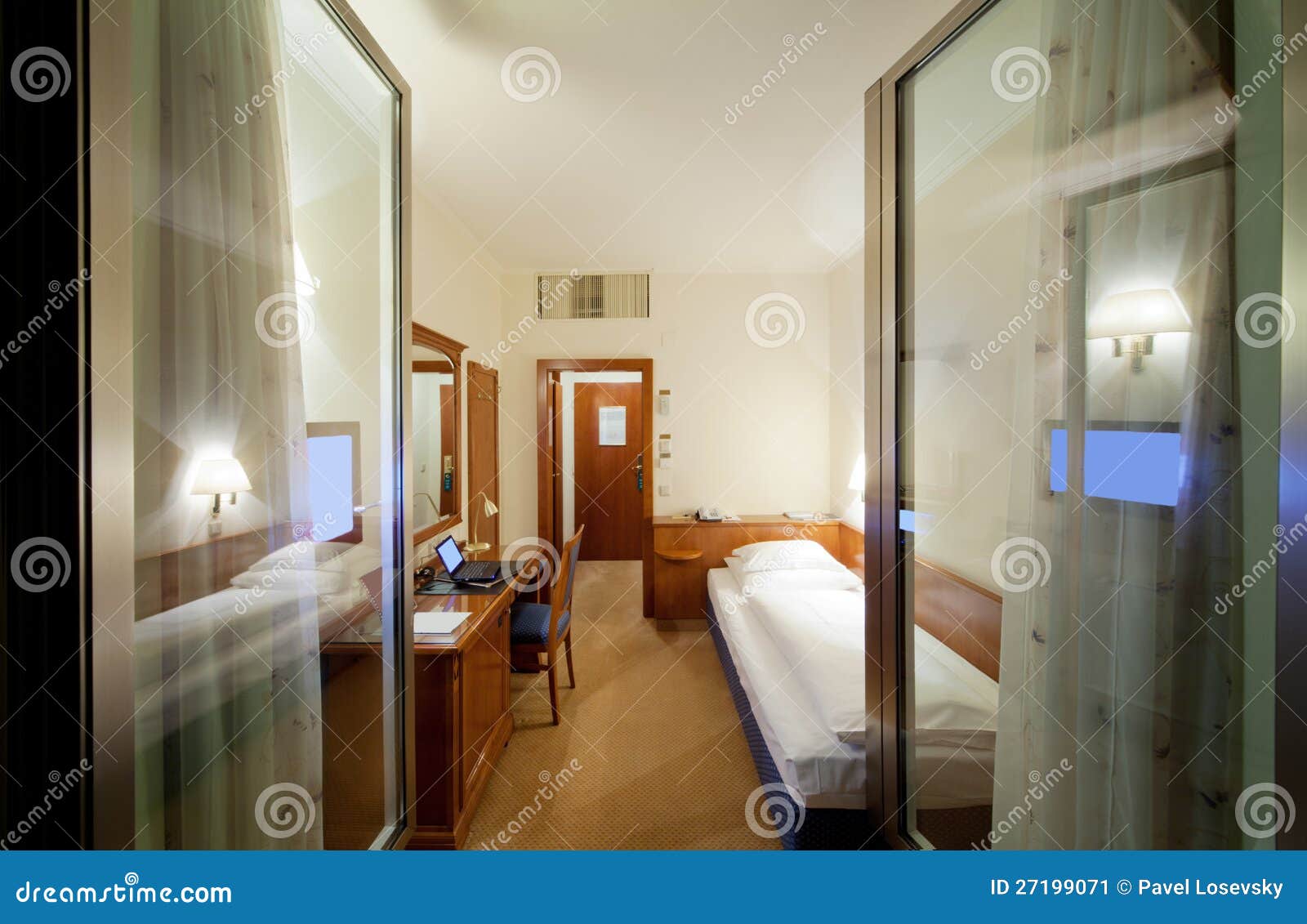 Camera Di Albergo Con La Base, TV, Specchio Immagine Stock - Immagine ...