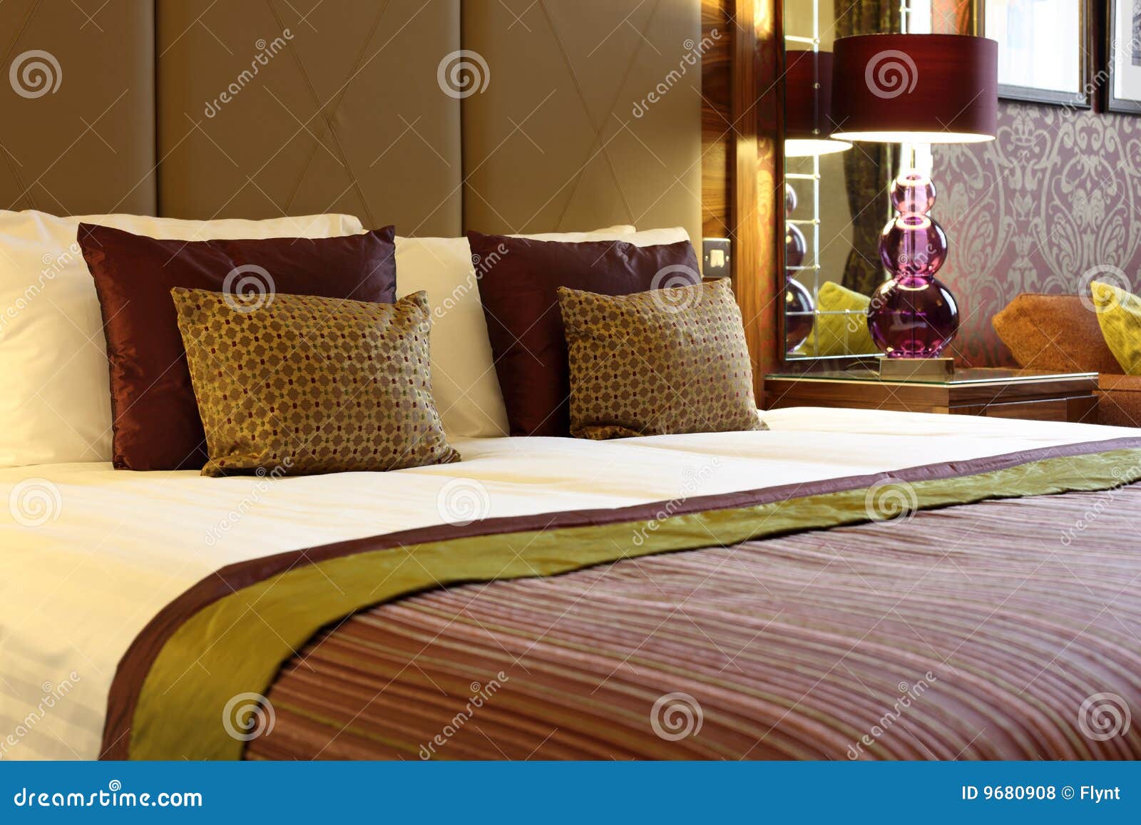 Camera di albergo lussuosa fotografia stock. Immagine di lusso - 9680908