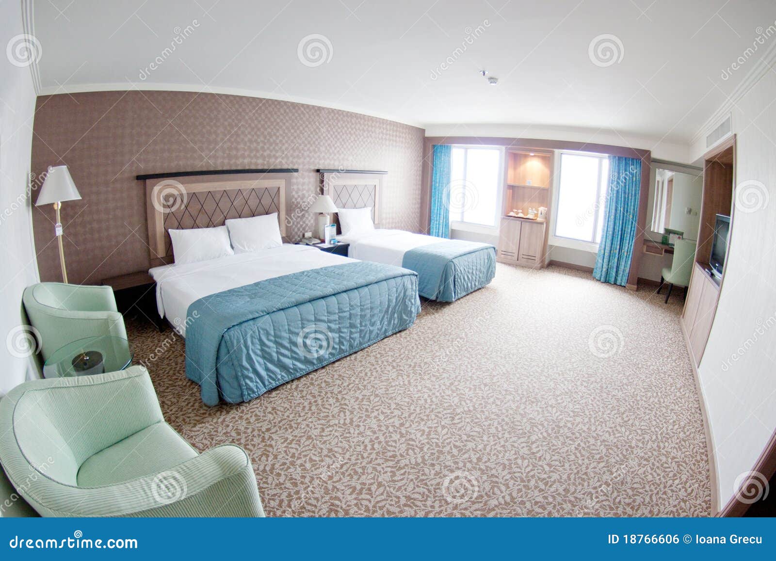 Camera di albergo moderna fotografia stock. Immagine di decorazione ...