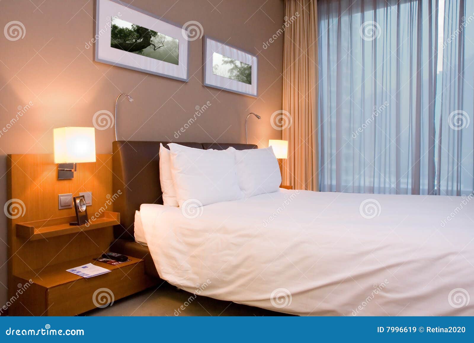 Camera Di Albergo O Camera Da Letto Moderna Immagine Stock - Immagine ...