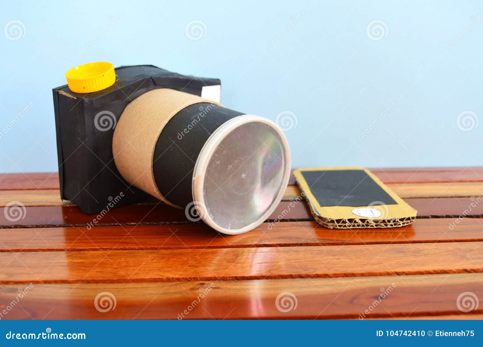 Camera En Telefoon Van Karton Wordt Gemaakt Dat Stock Foto - Image of ...