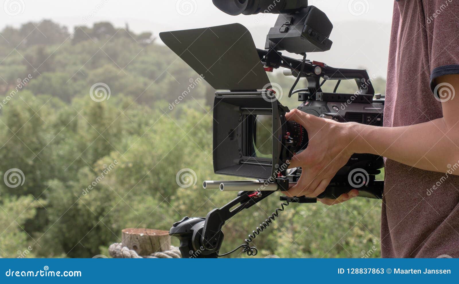 Cameraman Que Busca El Tiro Perfecto Imagen de archivo - Imagen de ...