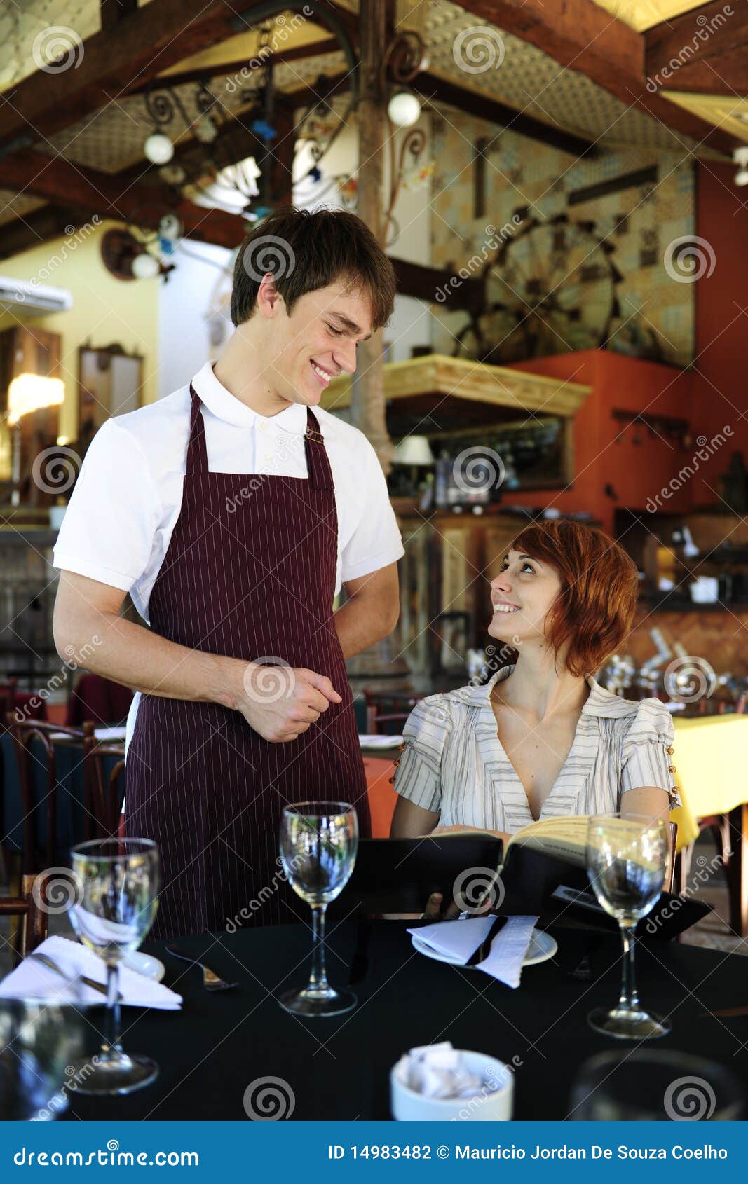 Cameriere Che Comunica Con Costumer Al Ristorante Fotografia Stock ...
