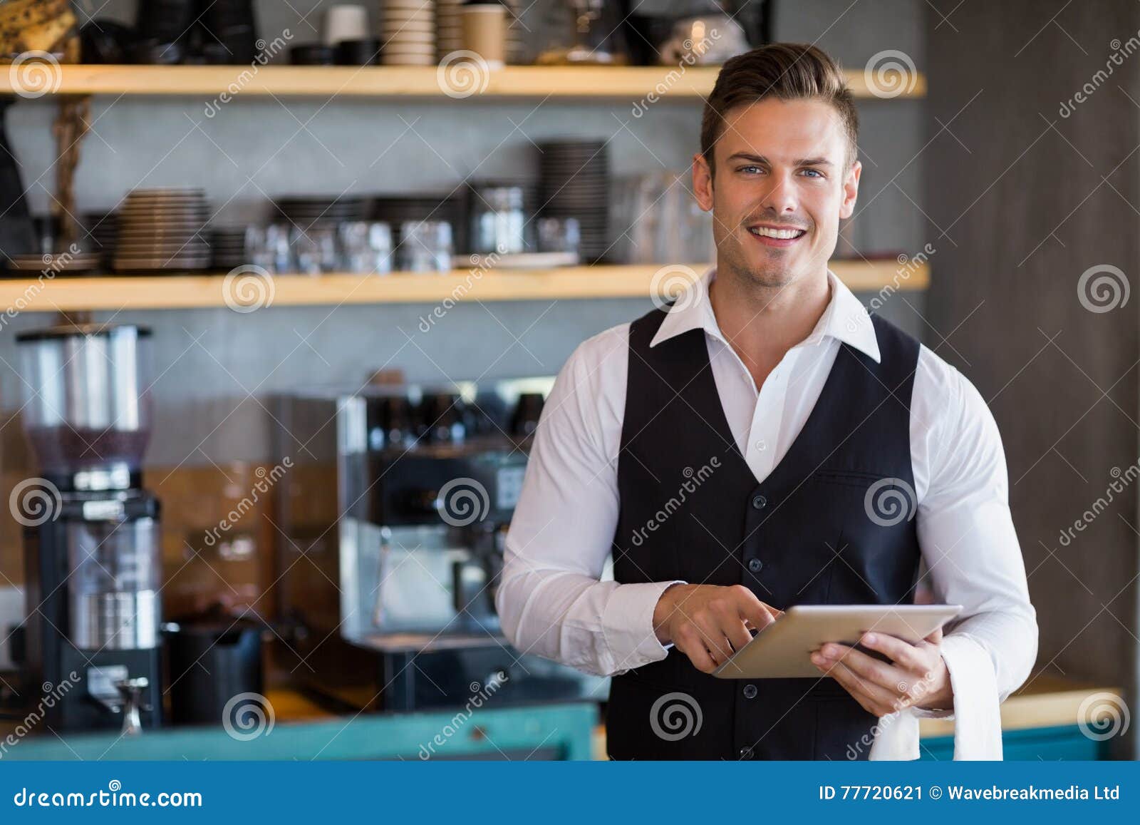 Cameriere Che Tiene Compressa Digitale in Ristorante Immagine Stock ...