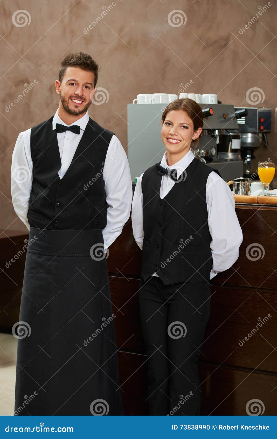 Cameriere E Cameriera Di Bar in Uniforme Fotografia Stock - Immagine di ...