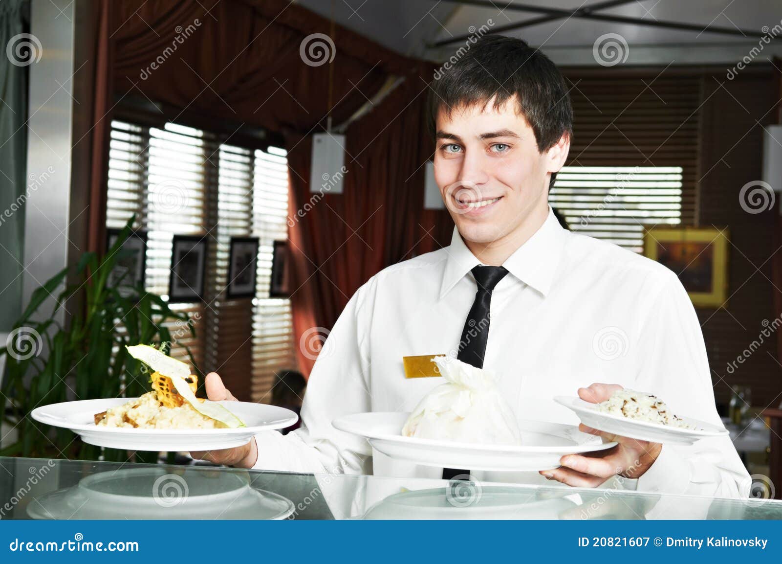 Cameriere in Uniforme Al Ristorante Immagine Stock - Immagine di ...