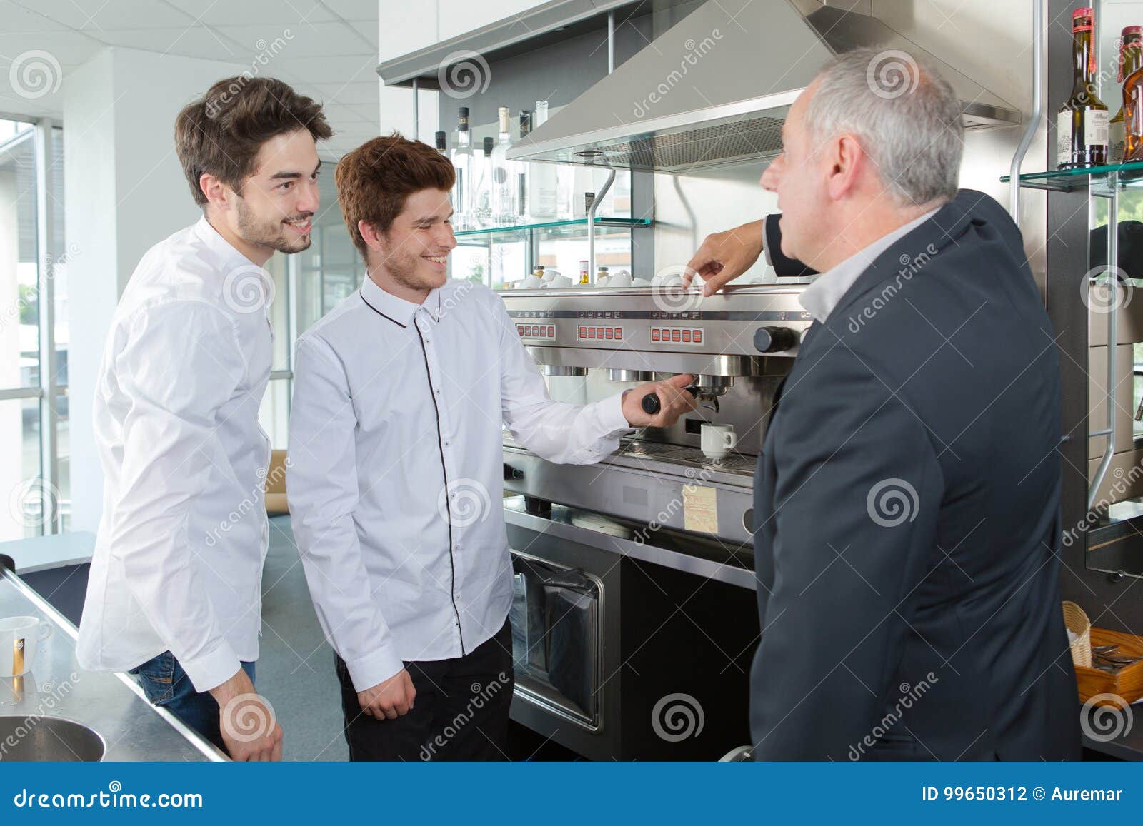 Camerieri Che Imparano Lavoro Con Il Mentore Fotografia Stock ...