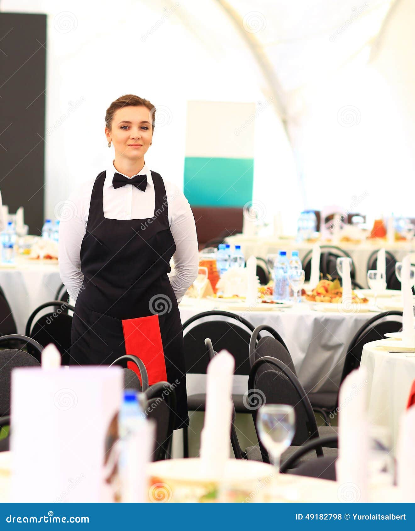 Camerieri Che Serviscono Vino Fotografia Stock - Immagine di uomo ...