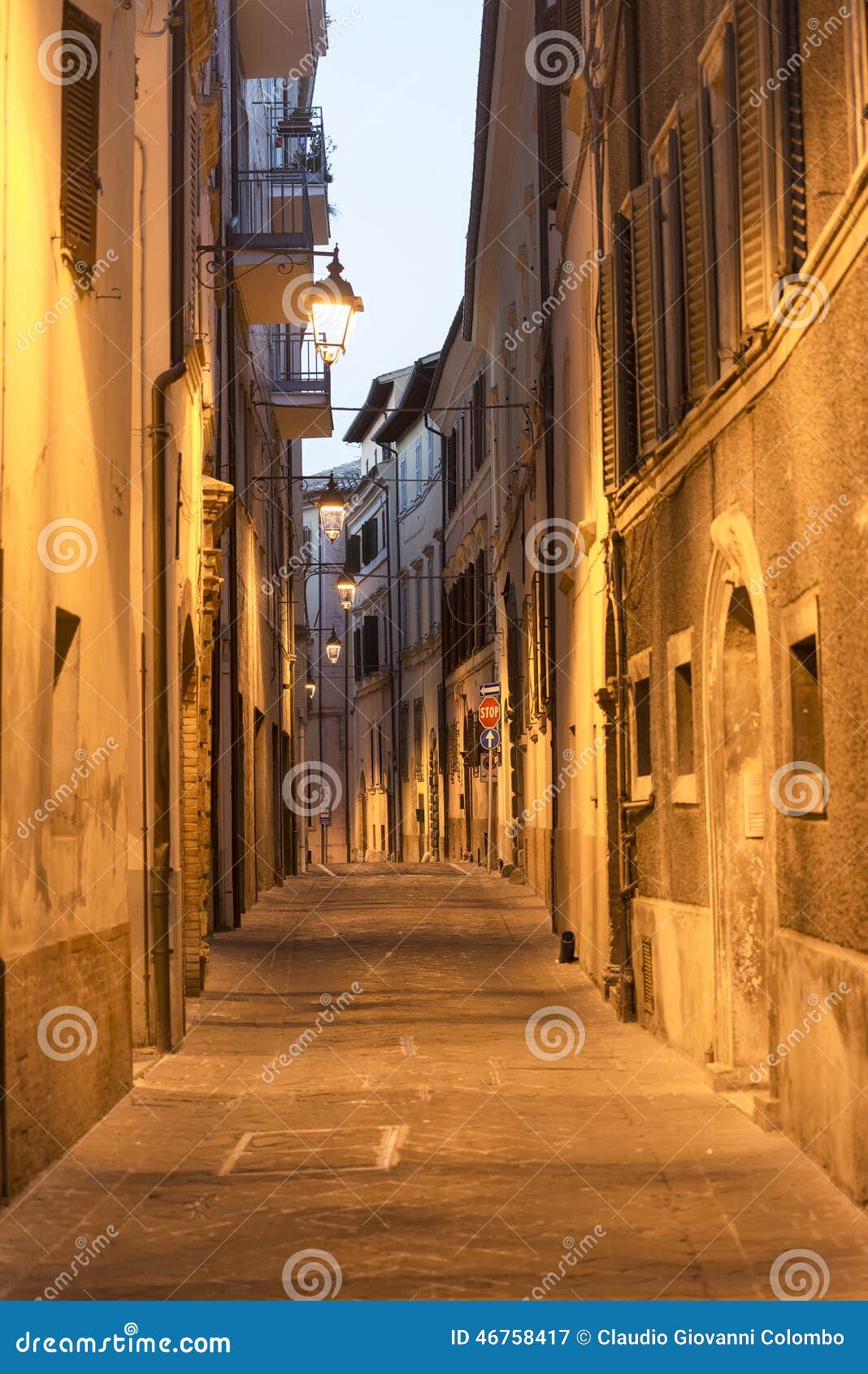 Camerino (Marche, Italia) Di Notte Immagine Stock - Immagine di ...