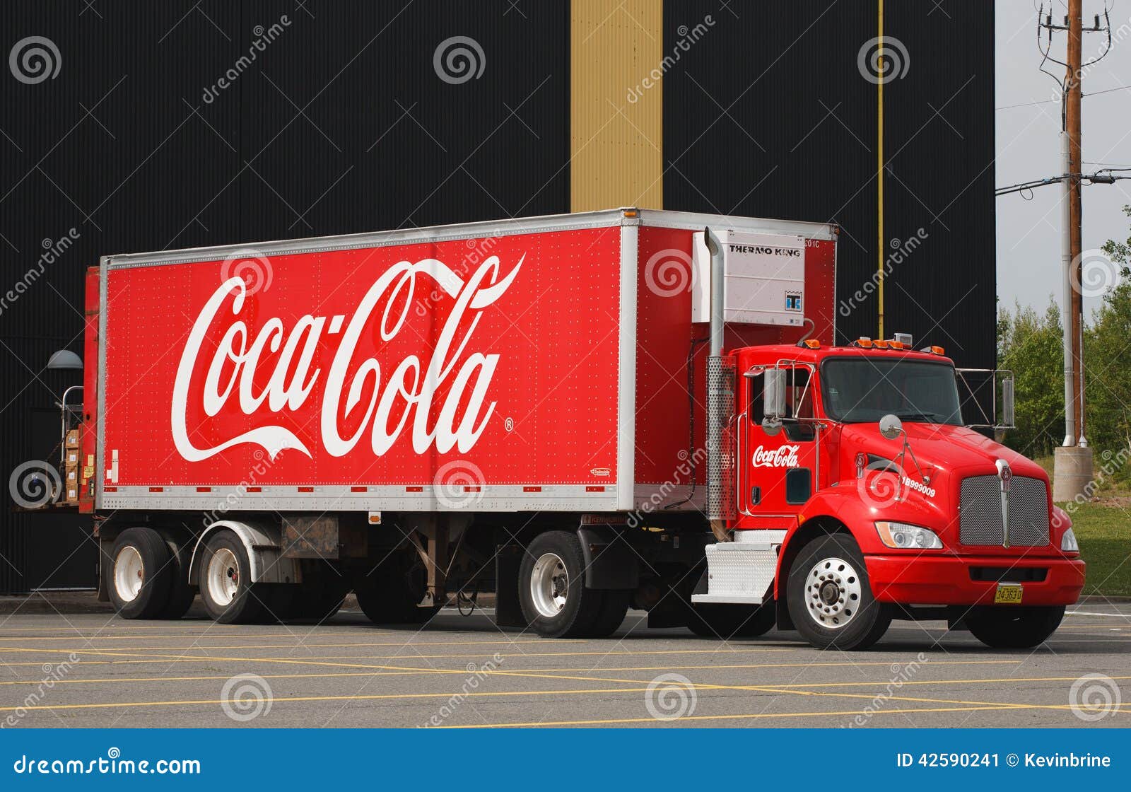 Camión de Coca-Cola foto editorial. Imagen de suave, soda - 42590241